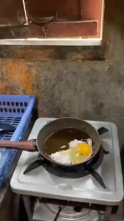 Slidey eggs with a view | Scrolller