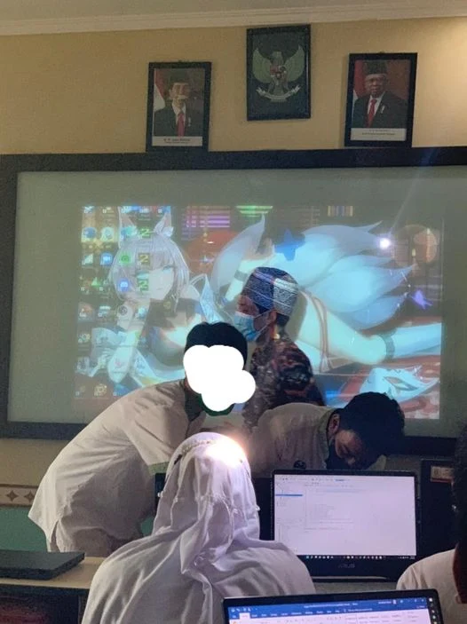 Hmmm... I think I recognize something... | Scrolller