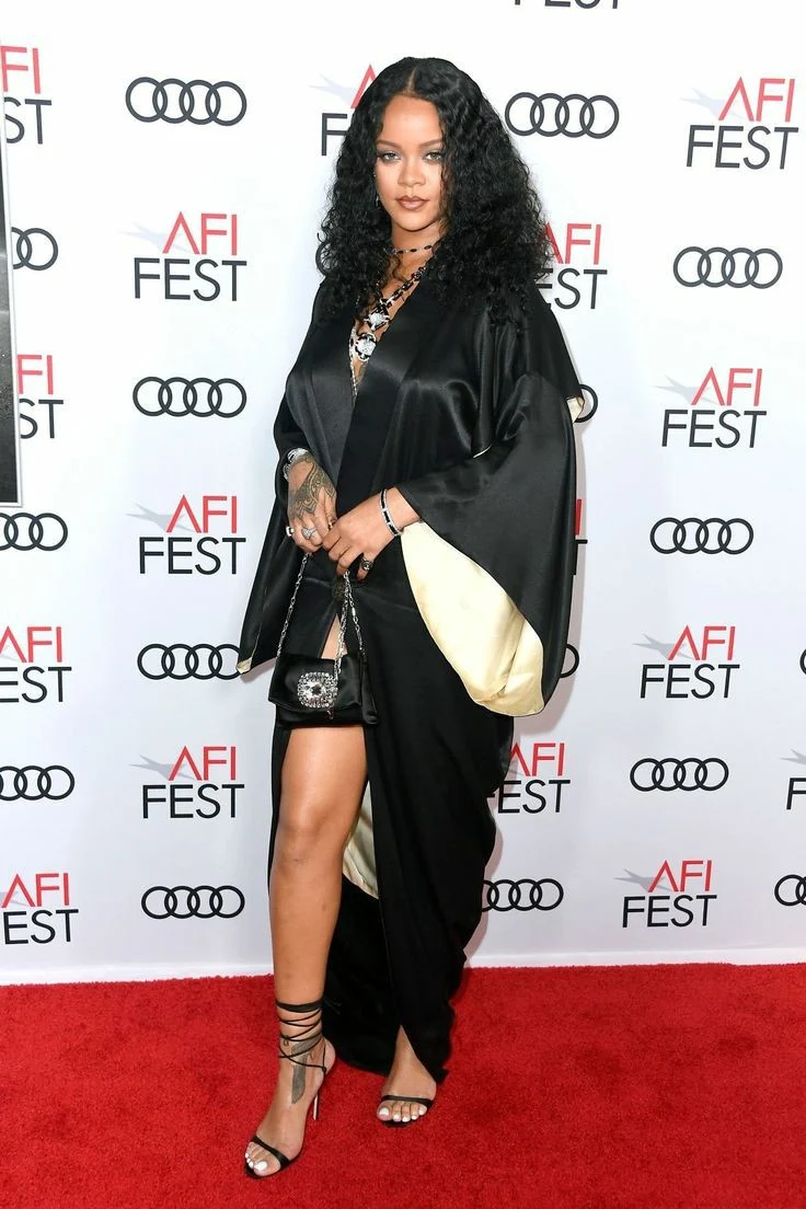 Rihanna Scrolller