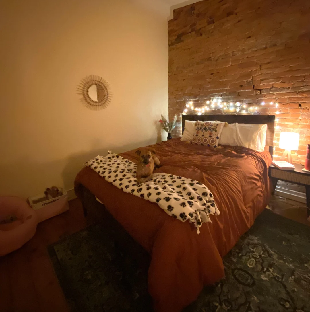 Cozy exposed brick bedroom in Philly | Scrolller