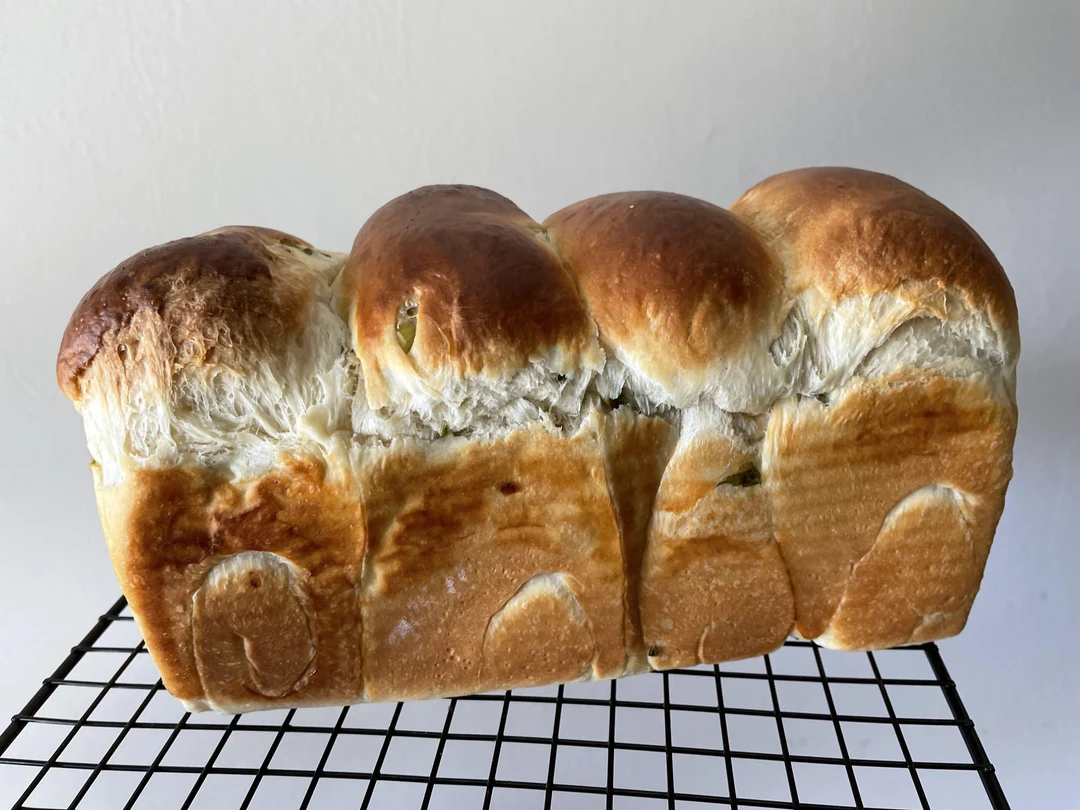 Sour cream and green onion milk bread | Scrolller