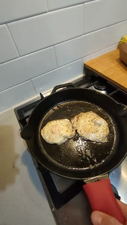 First slidy eggs. Only 2nd time using pan | Scrolller