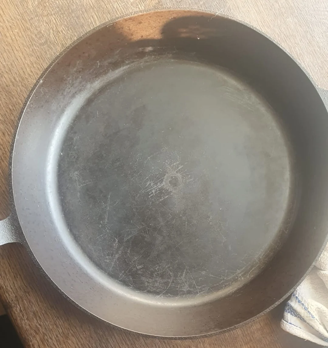 What is that grey-ish circle in the center of my pan? | Scrolller