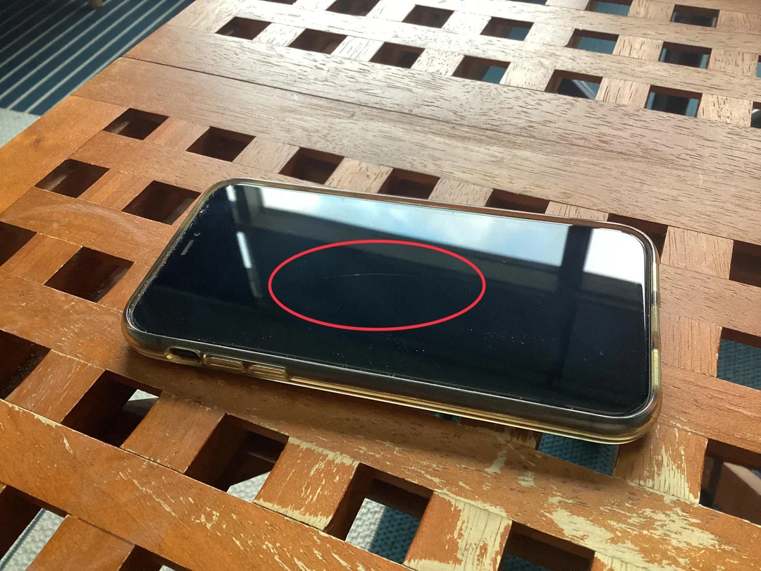 With a scratch like this would it need new glass if I want the battery changed? | Scrolller