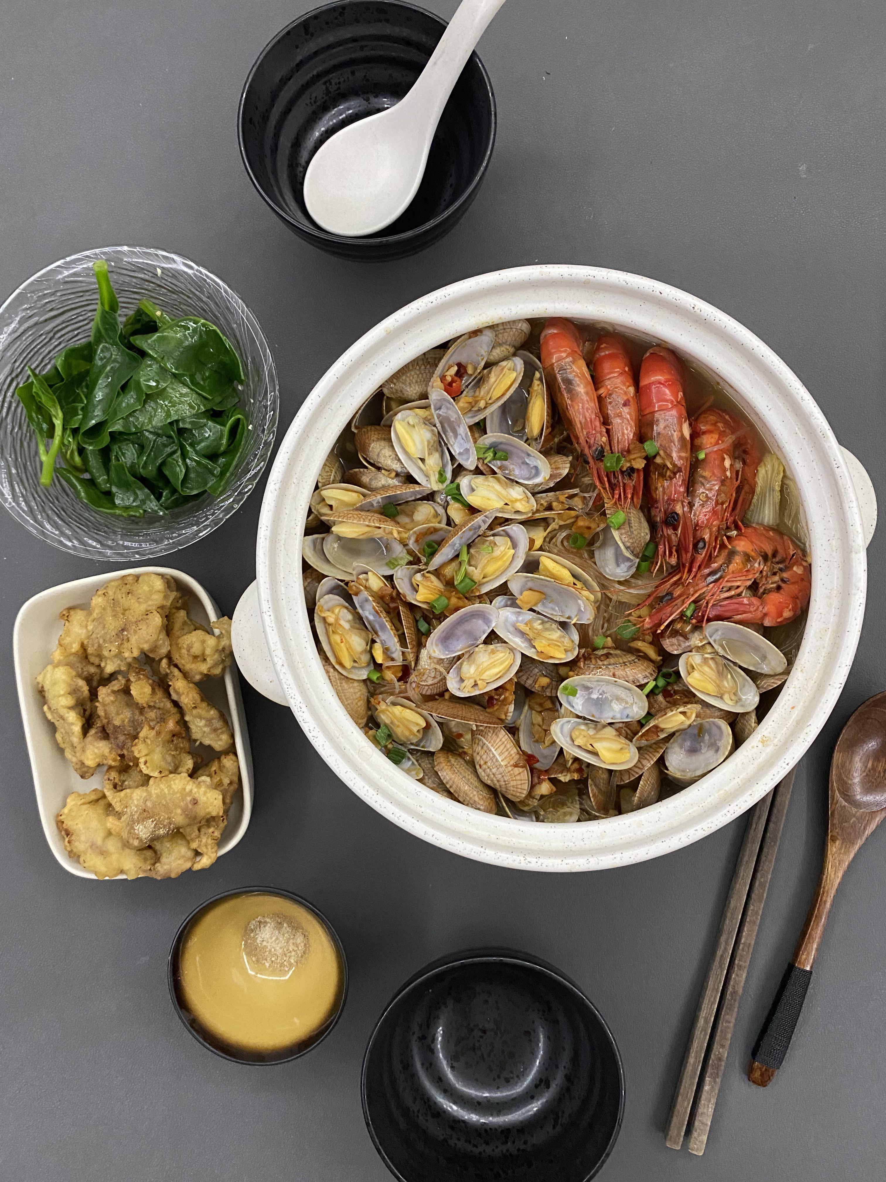 [Homemade] Steamed clams and shrimps on rice noodles, fried pork | Scrolller