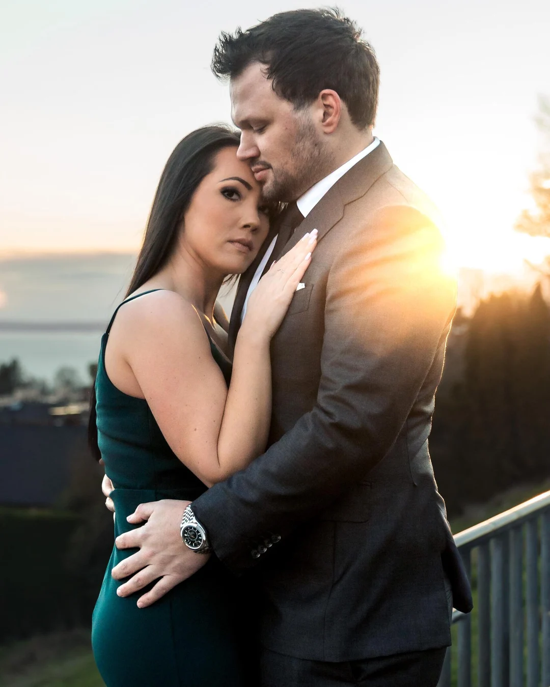 Seattle Couple at Sunset [Canon 7DMkII-Tamron 24-70 G2- 1/1600, f2.8, ISO500, 40mm] | Scrolller