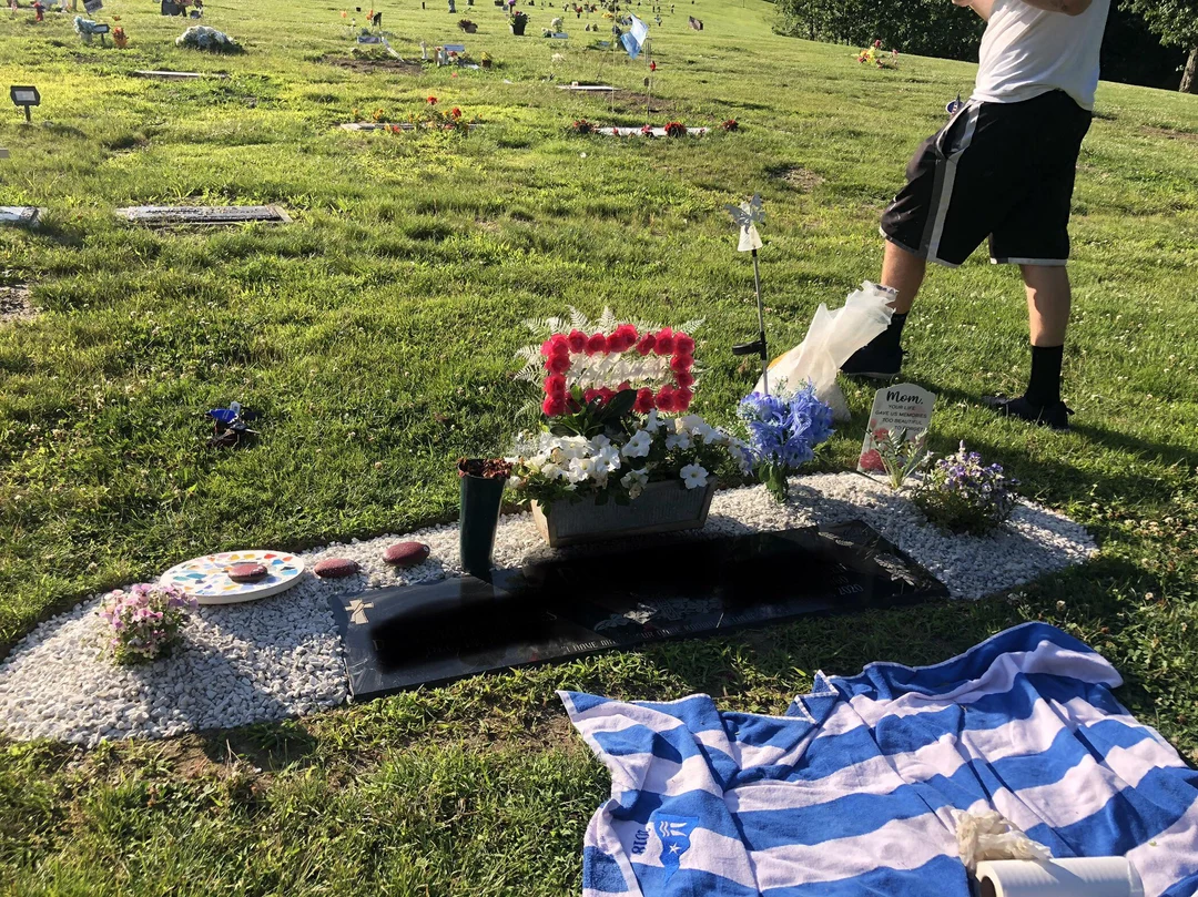 Cleaning up my moms grave a bit | Scrolller