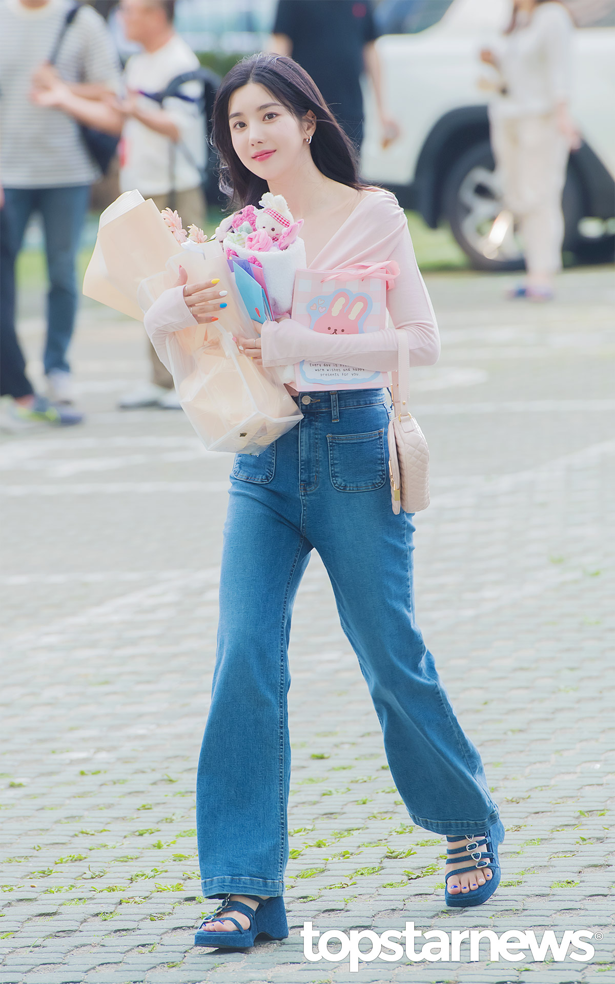 IZ*ONE - Eunbi | Scrolller