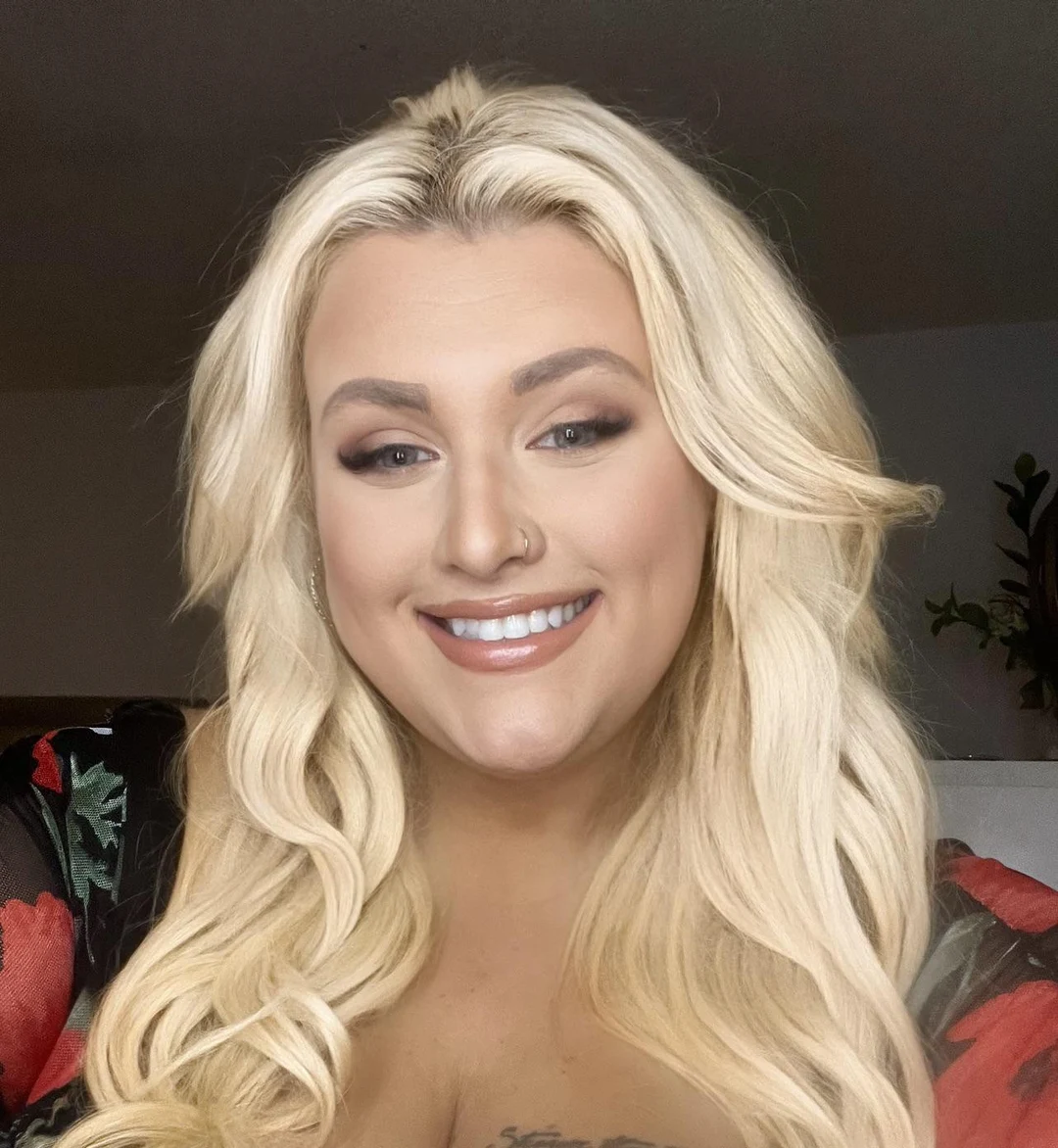 27 Y.O Female | Scrolller