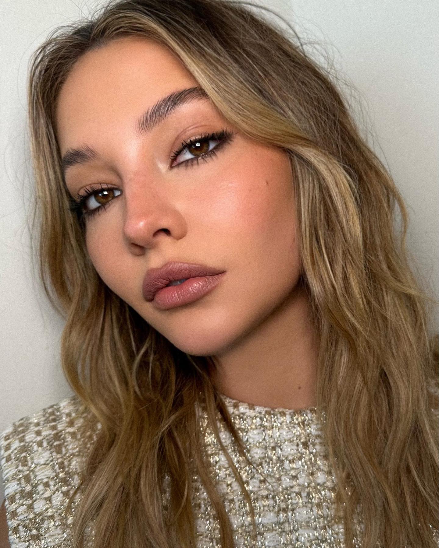 Madelyn Cline - Closeup | Scrolller