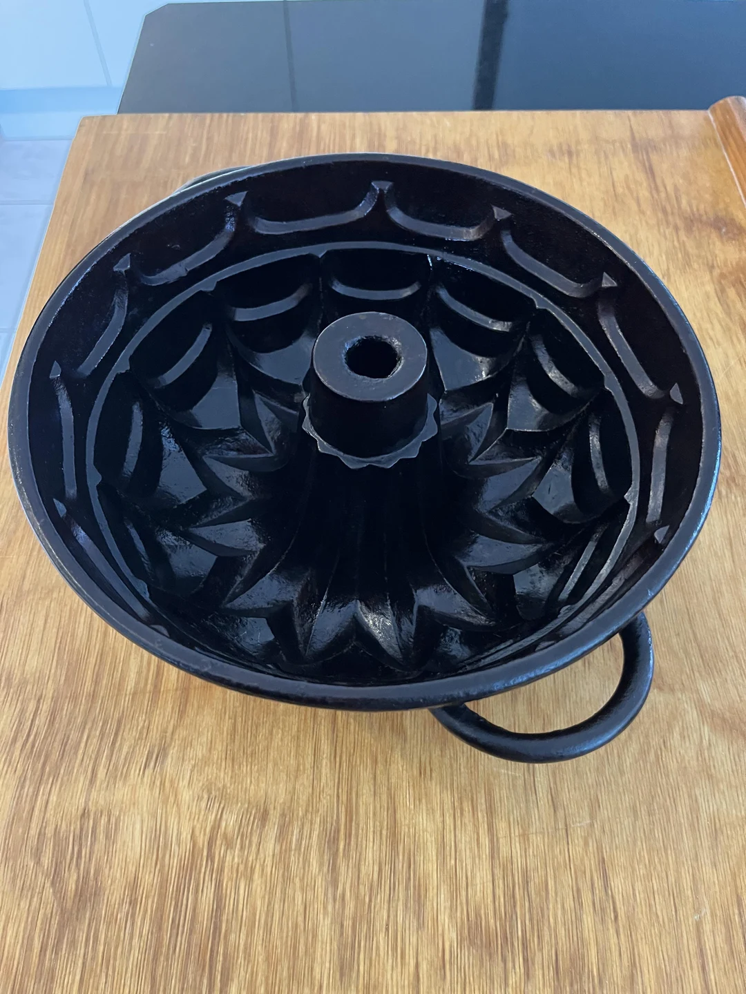My cast iron cake pan for bundt cake | Scrolller