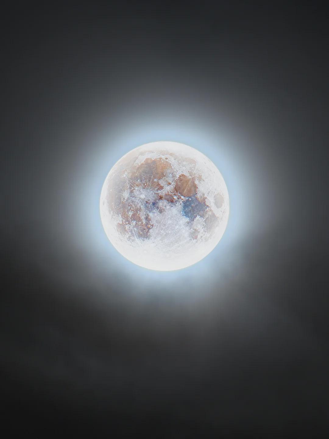 Discover more like Interestingasfuck: photo of the Blue Supermoon with a regular camera, and ...