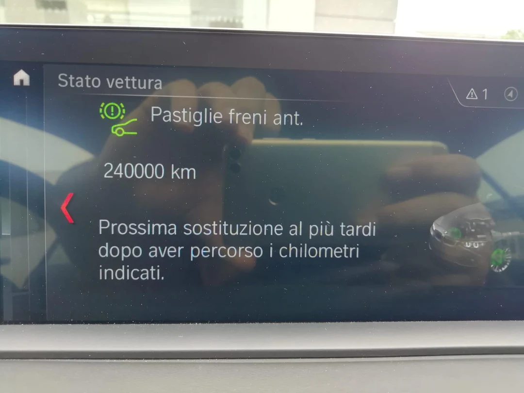 Does this iDrive screen means how much kms left to replace pads? | Scrolller
