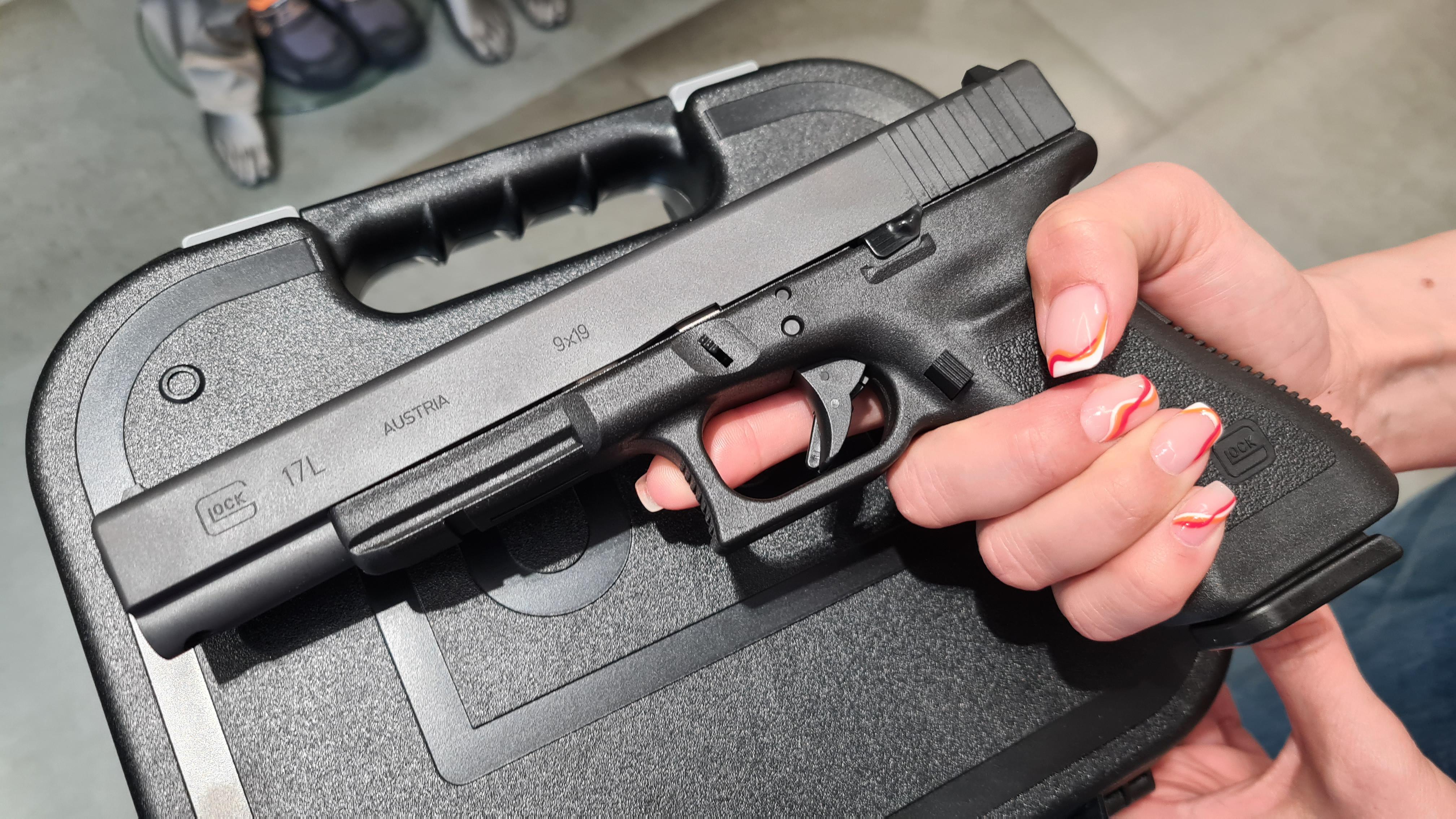 Hello from Glock 17L | Scrolller