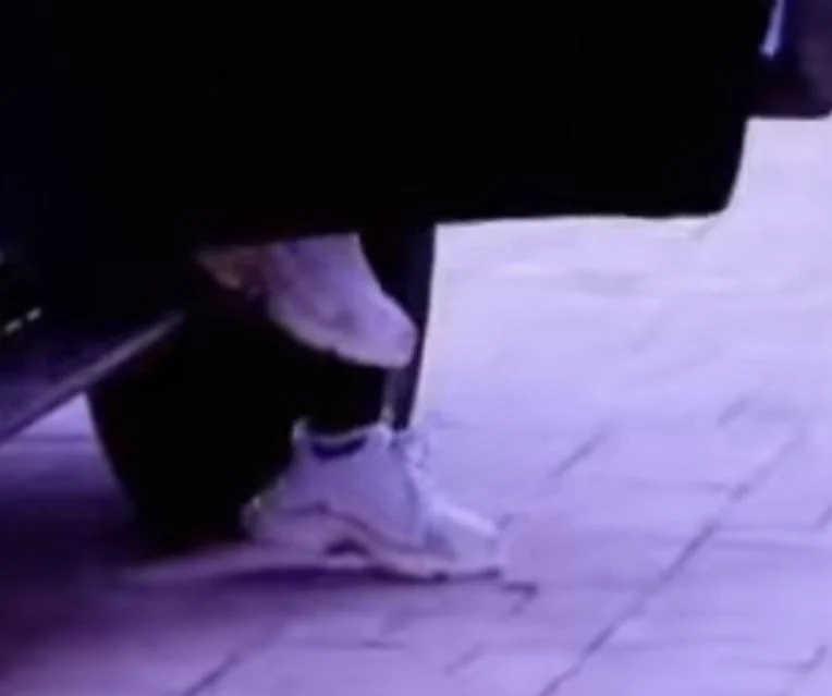 Need help identifying these sneakers | Scrolller