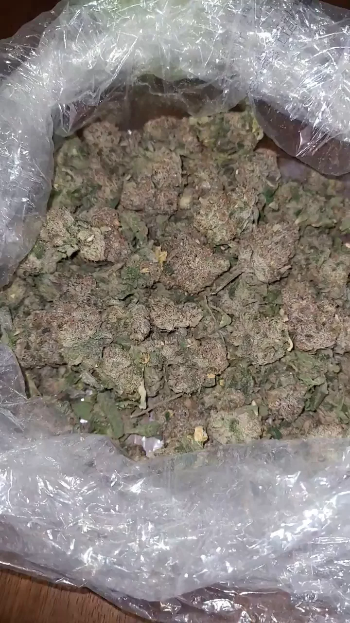 Unknown strain to me | Scrolller