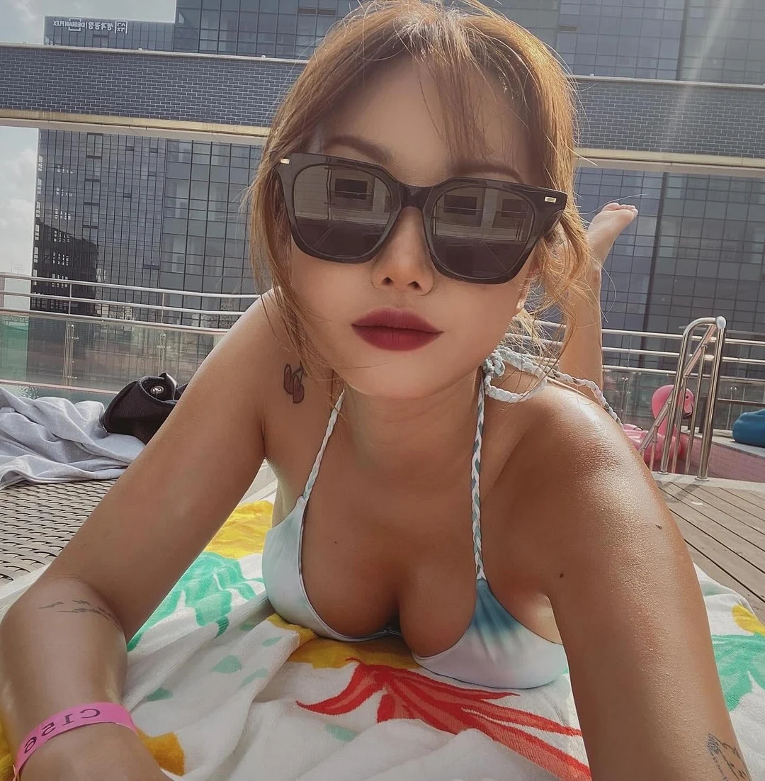 EXID - LE | Scrolller