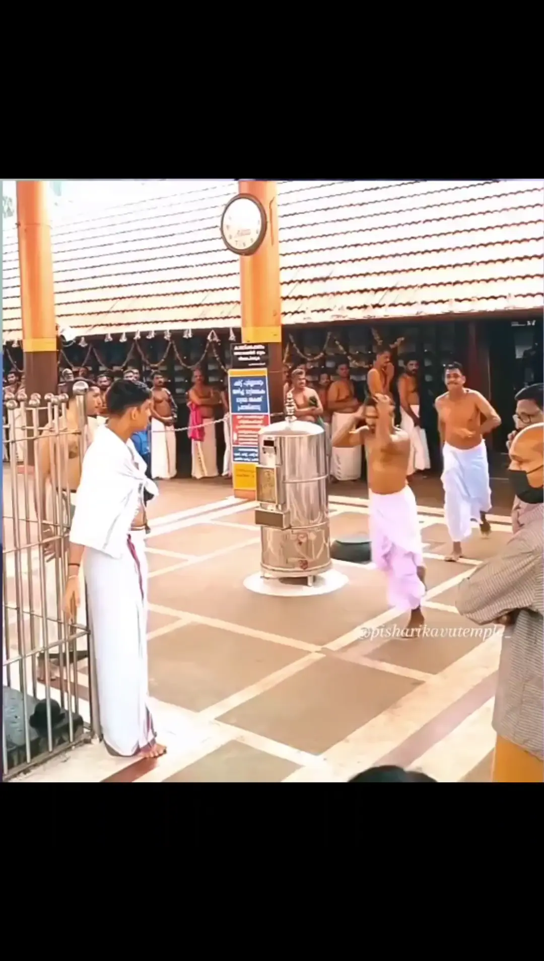 Beautiful scenes from a Hindu Temple | Scrolller