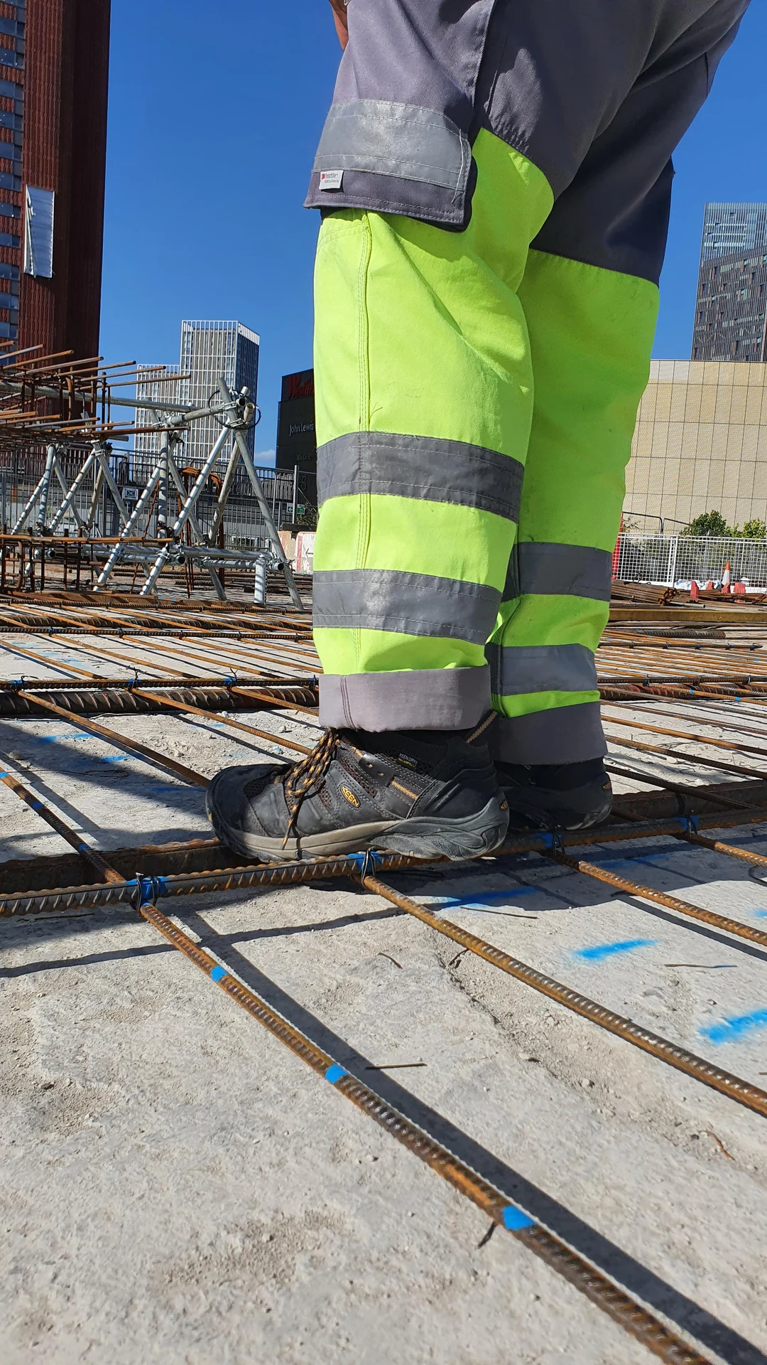 Working with the rebar boyz today🥾🚧🔨🏗 | Scrolller