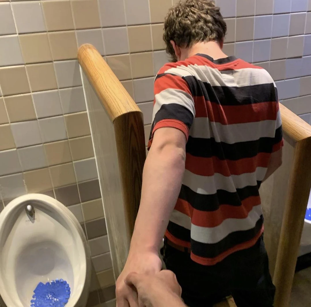 Silly pee | Scrolller