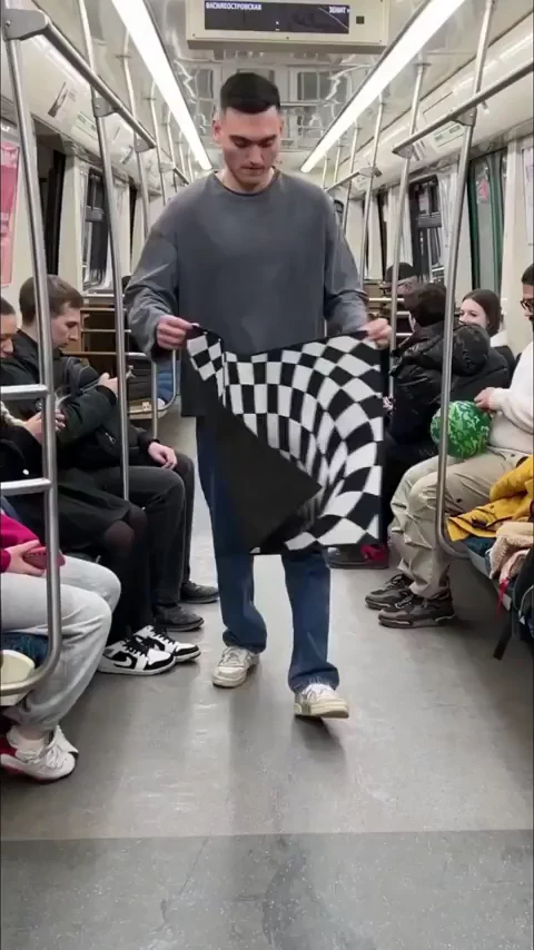 Optical illusion = Confusion | Scrolller