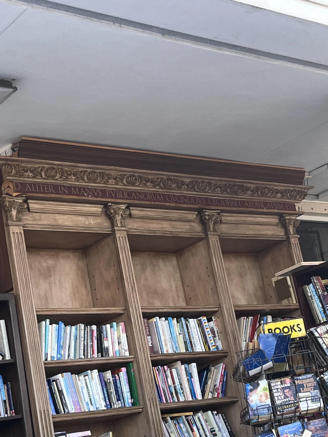 Help translating old bookshelf inscription | Scrolller