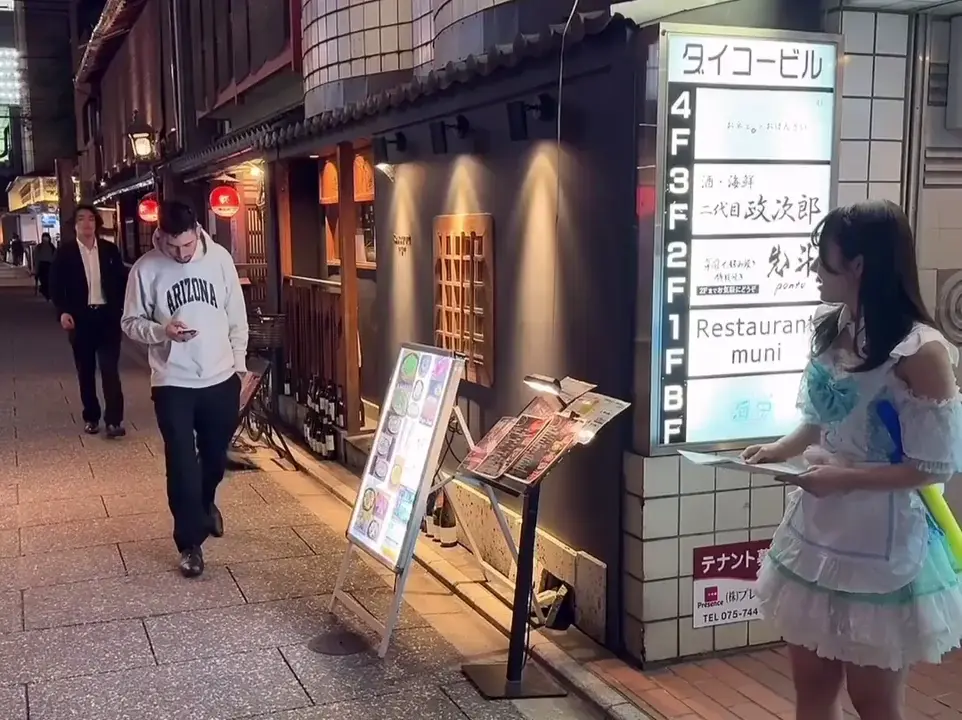 Blursed_flyer | Scrolller