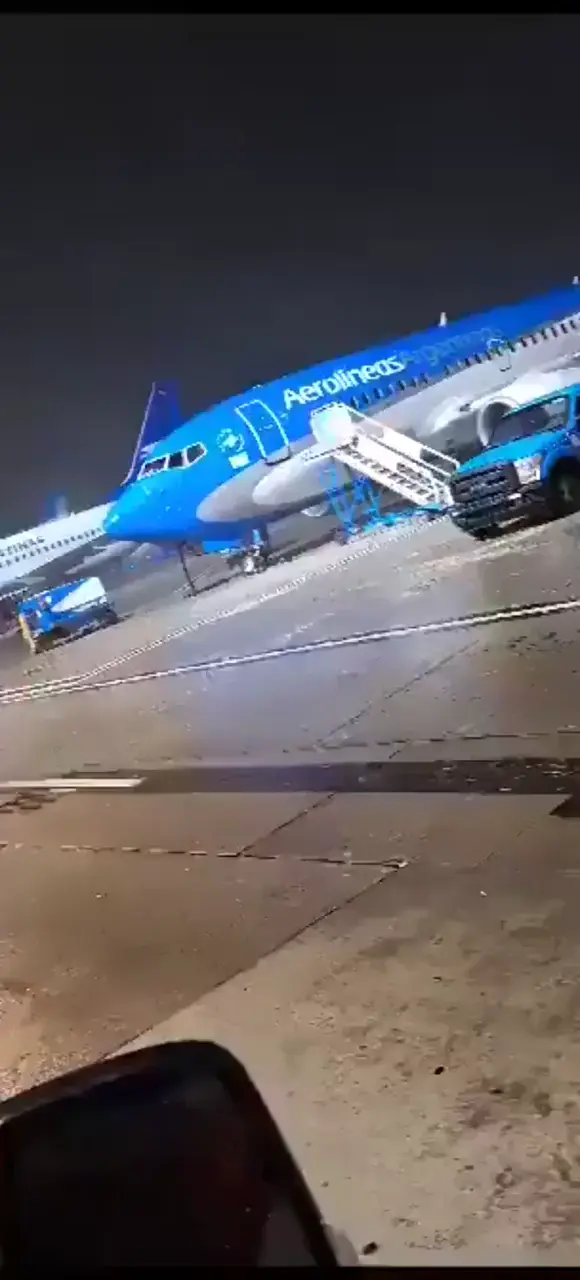 Boeing B737 being pushed by the strong wind | Scrolller