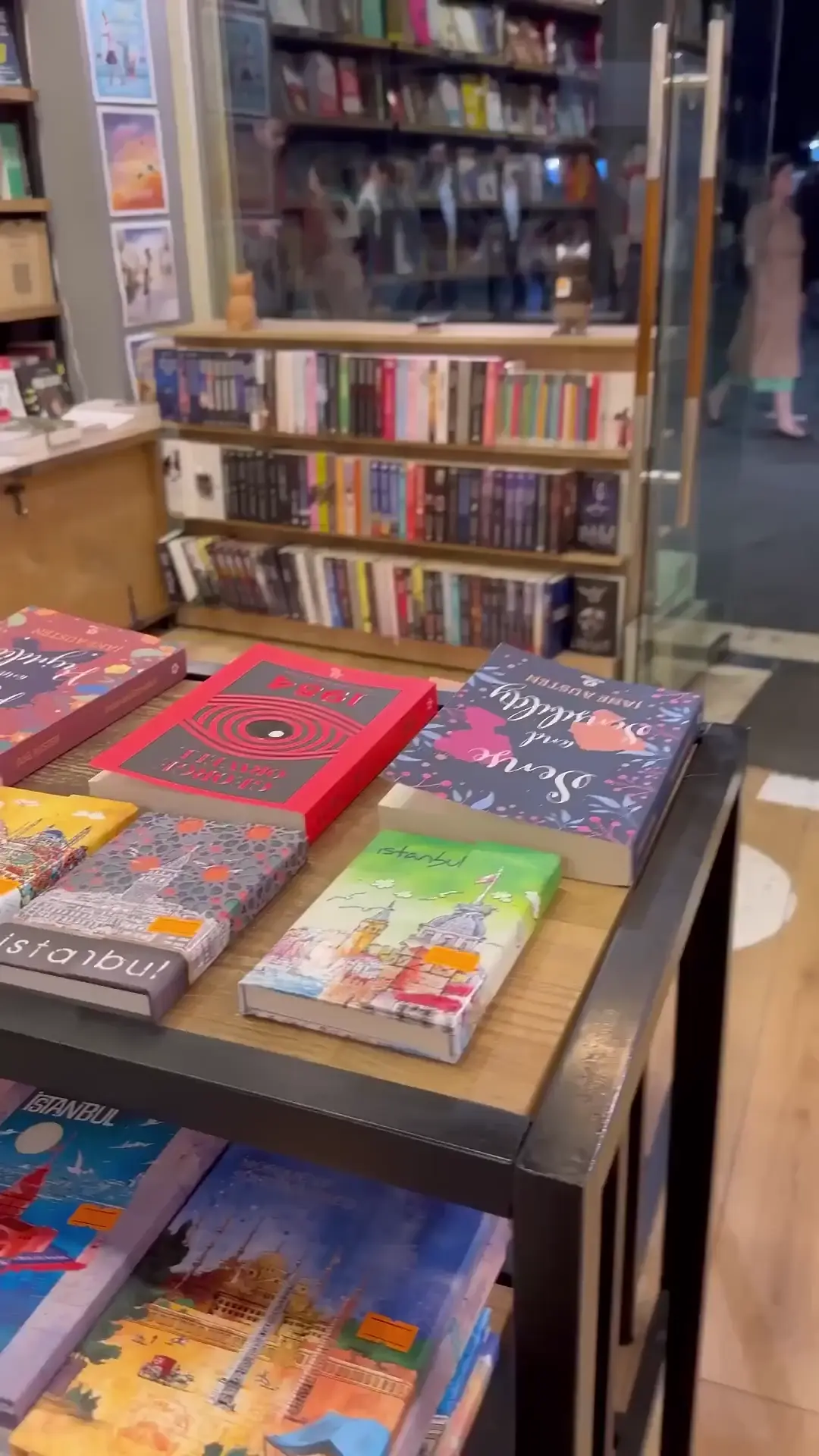 Bookstore owner cat | Scrolller