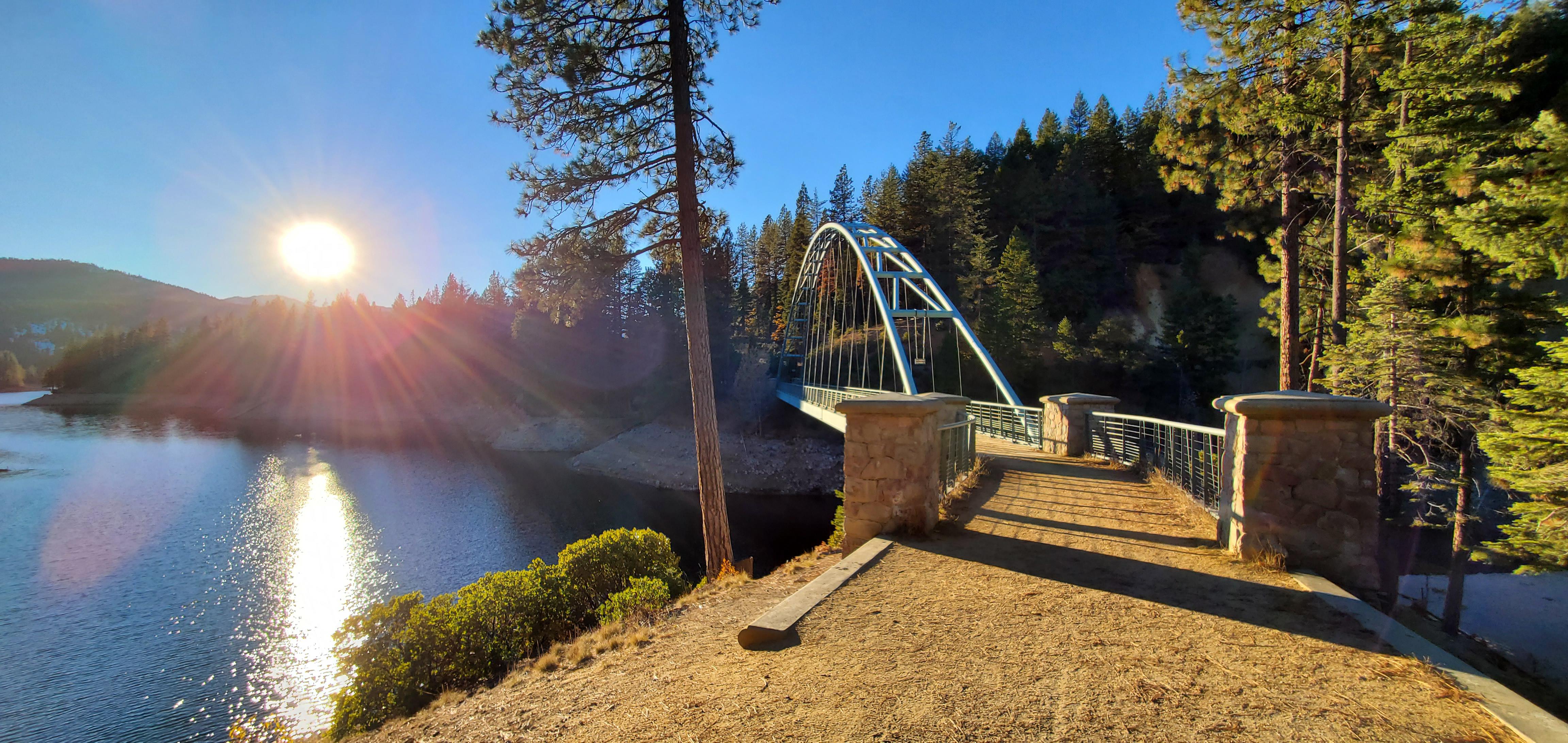 Bridge over Lake Siskiyou in Mt Shasta, California. [OC] | Scrolller