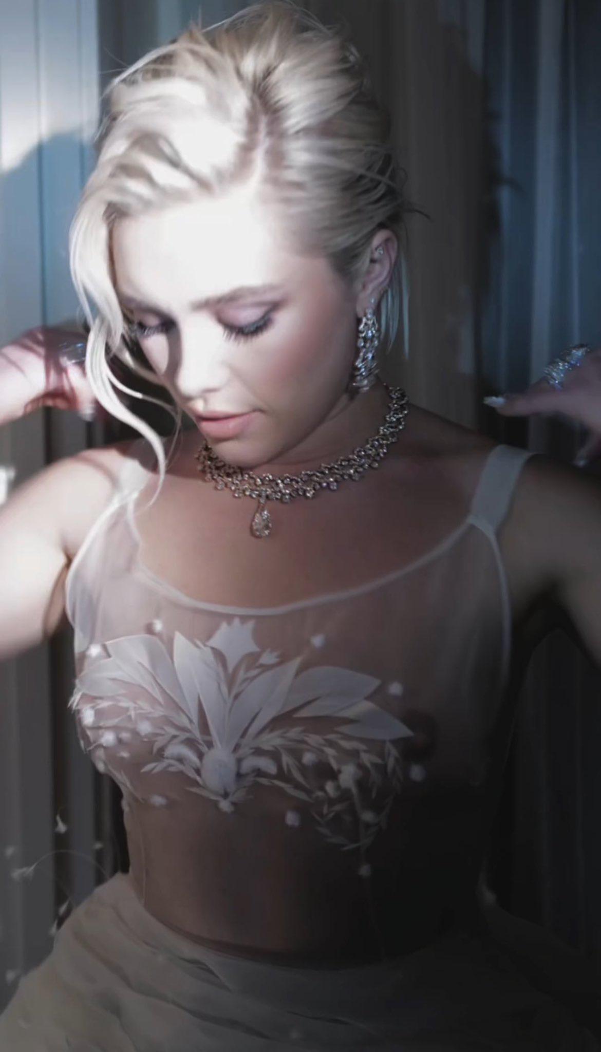 Florence Pugh | Scrolller