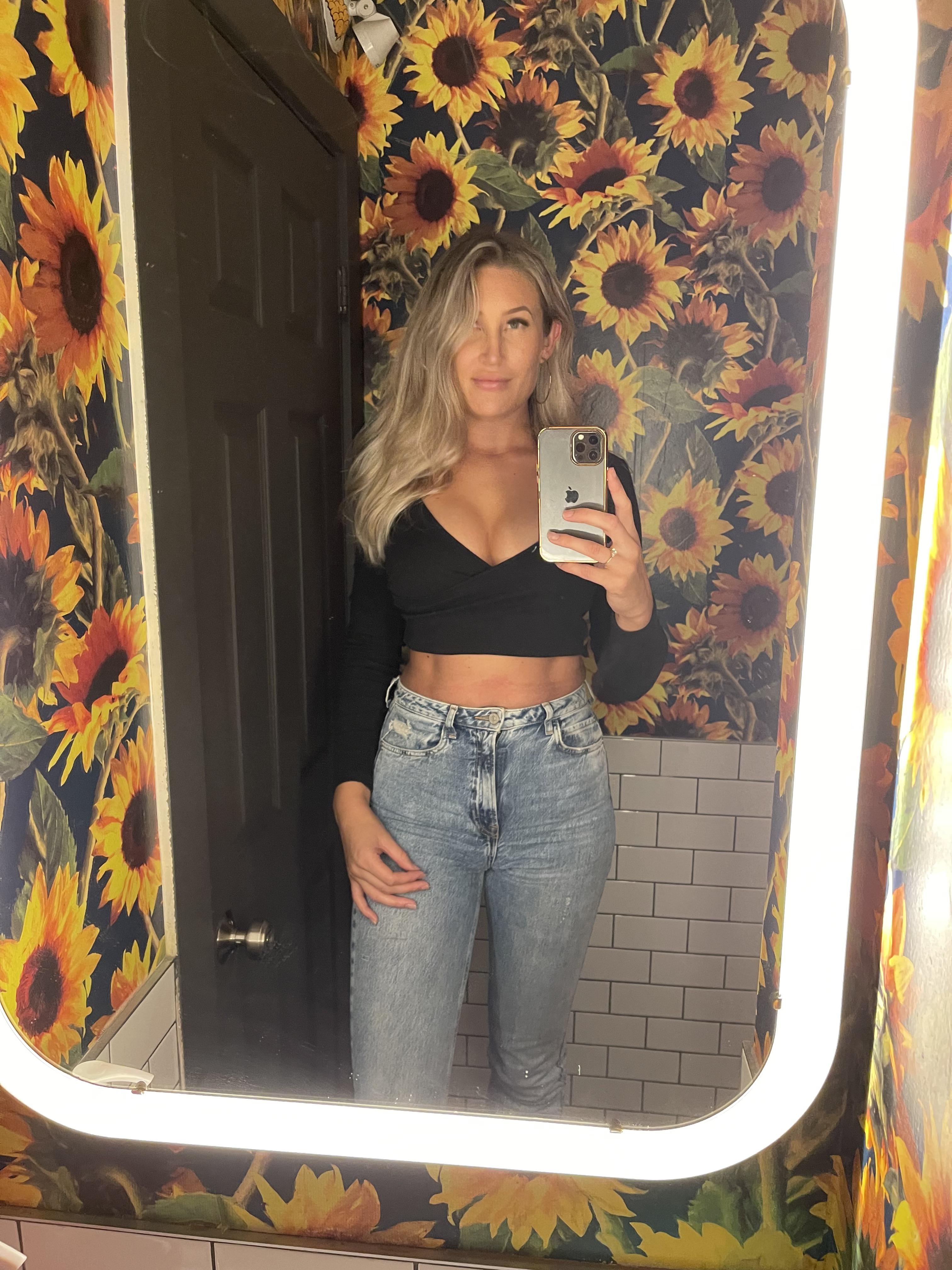 Shameless mirror selfie 😘 | Scrolller