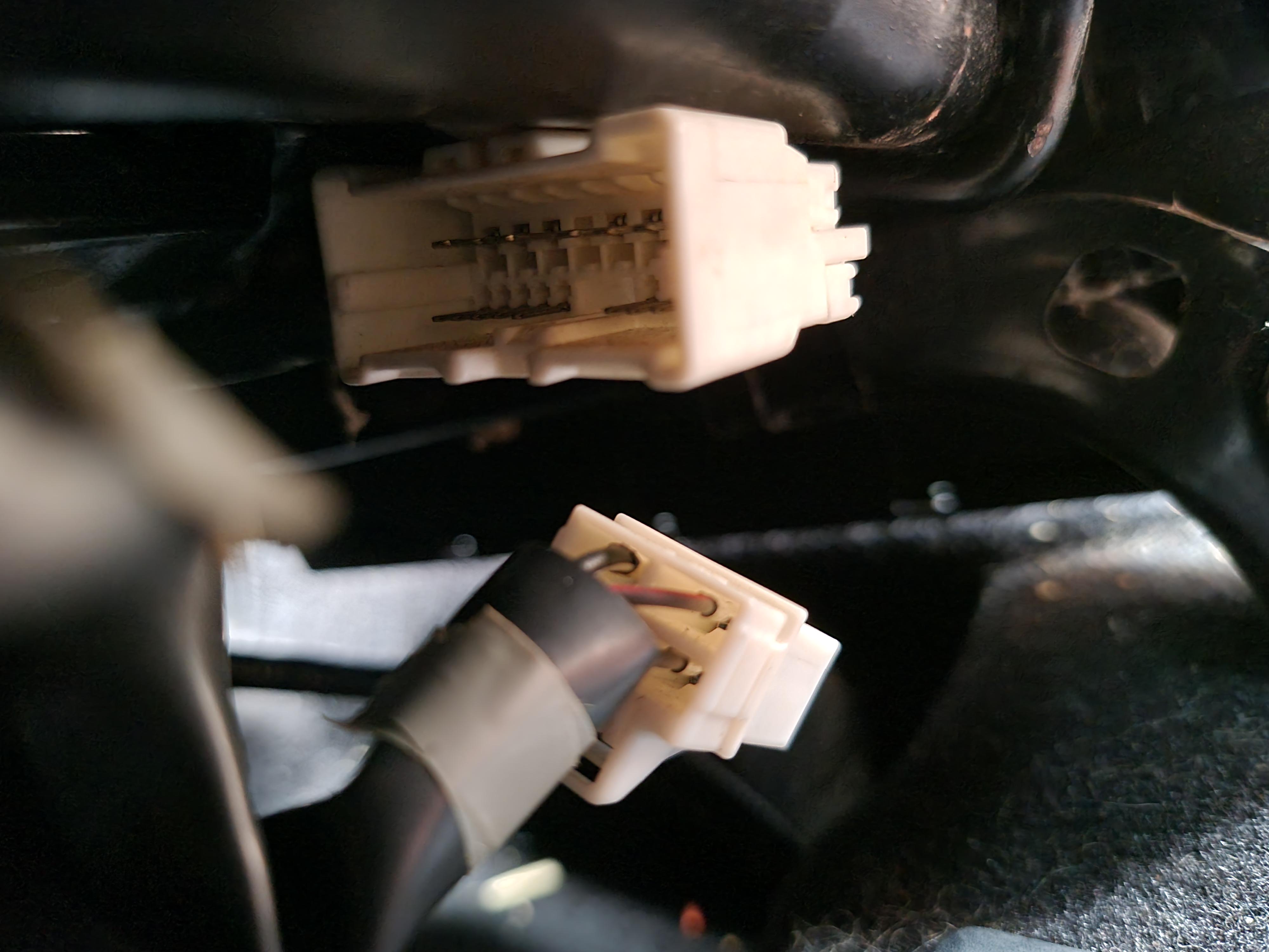 Seat wiring plugs | Scrolller