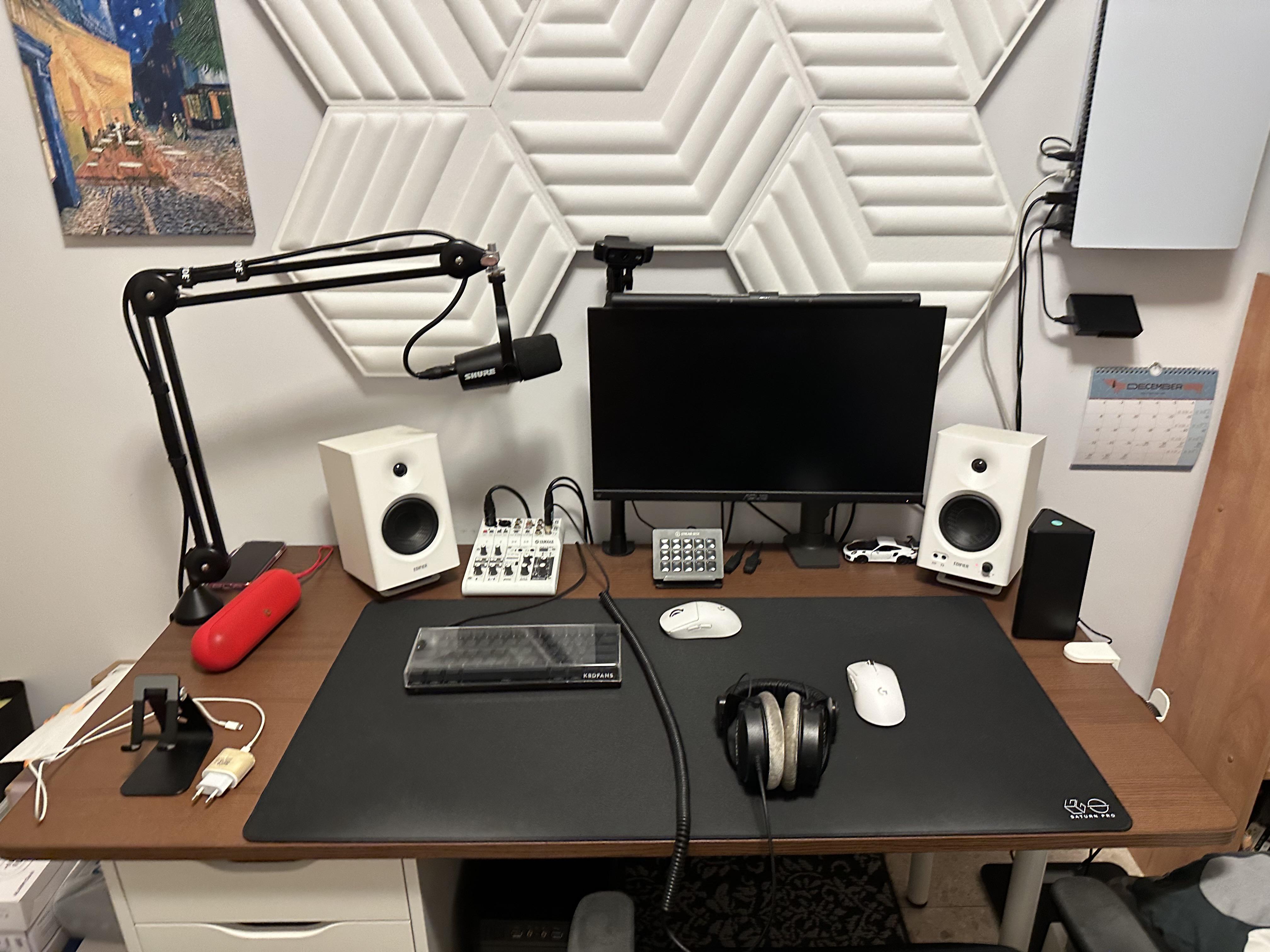 My 2025 desk setup | Scrolller