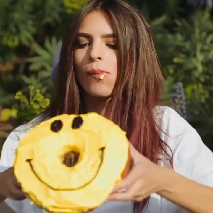 Emily flashing in the '24 horas' trailer (2016) | Scrolller