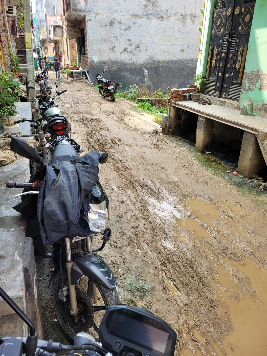 Gali ki halat! Ye gas pipeline daal rhe hain pichle 2 saal se! | Scrolller