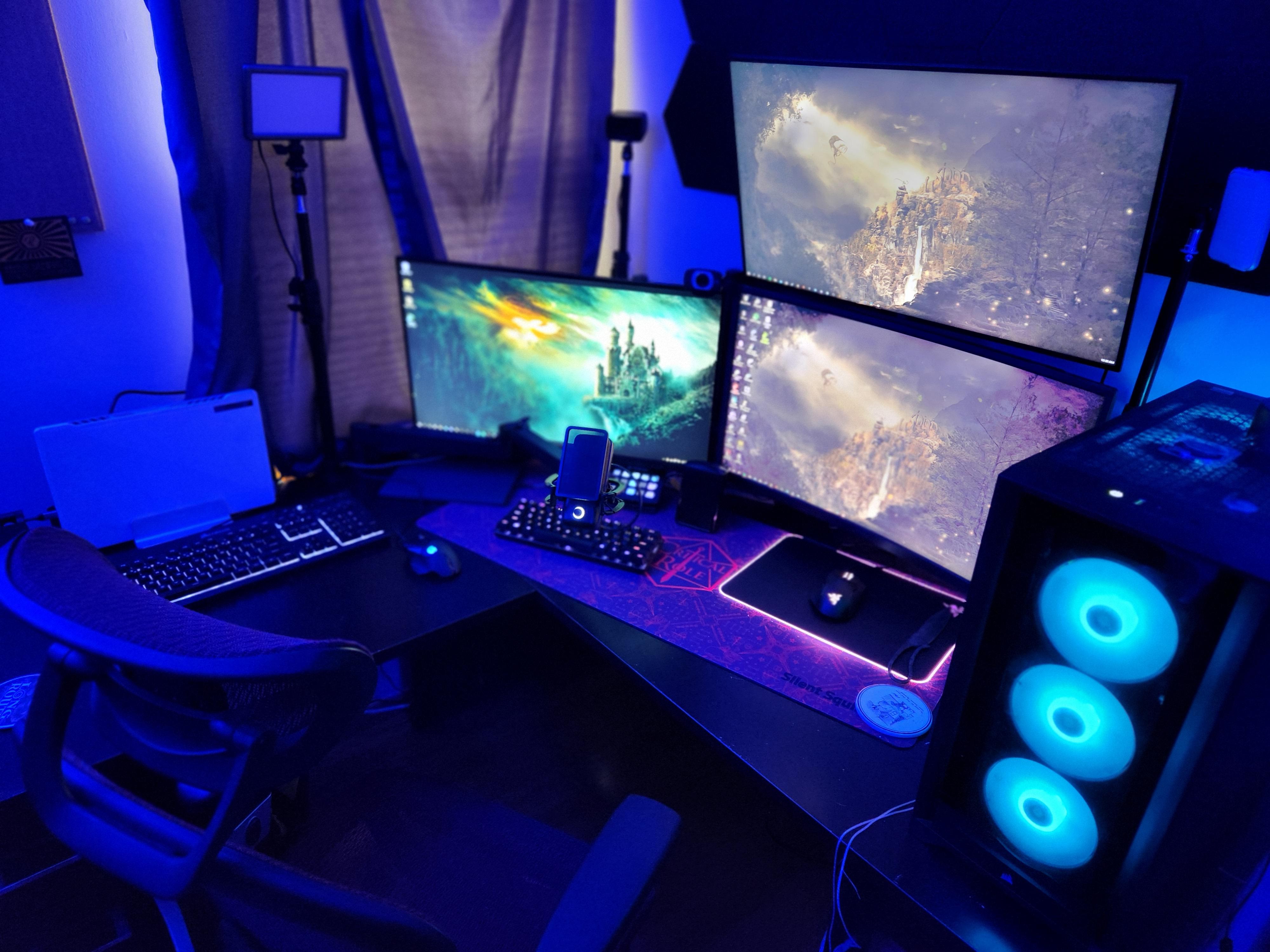 Final set up for now. Not quite sure what to do with the laptop on the side. Suggestions welcome ...