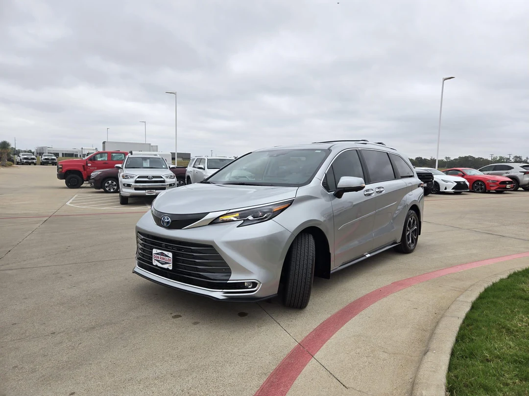 Picked up my 2025 Sienna Platinum | Scrolller