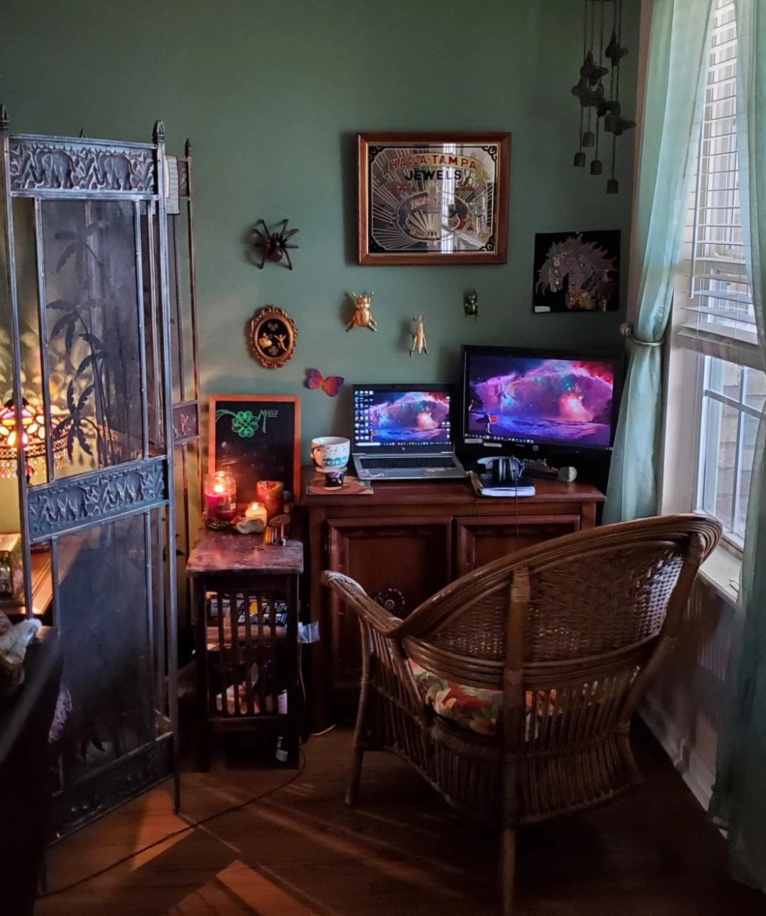 My office corner finally feels complete. | Scrolller