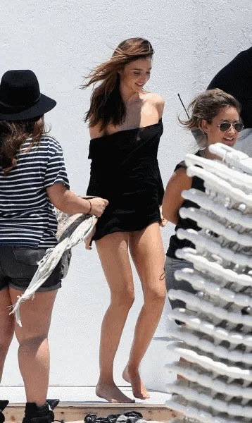 Miranda Kerr wardrobe malfunction | Scrolller