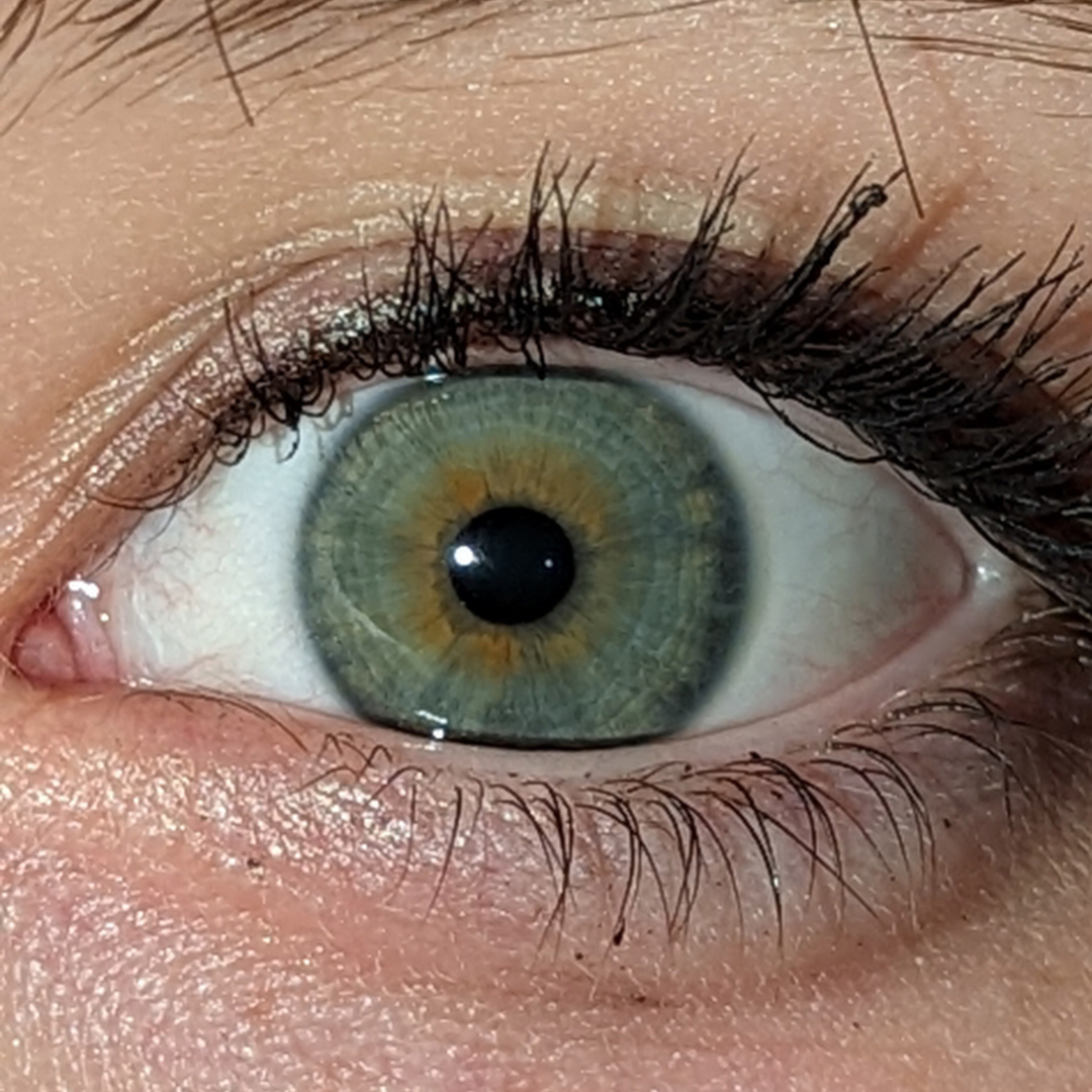 What color and eye pattern is this? | Scrolller