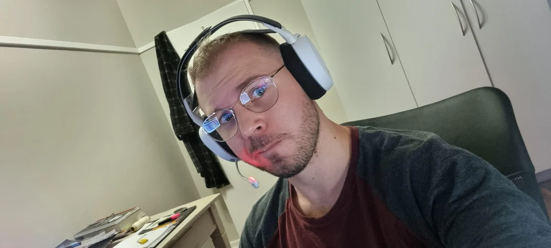 Glasses out, serious mode activate 👓🎮 | Scrolller