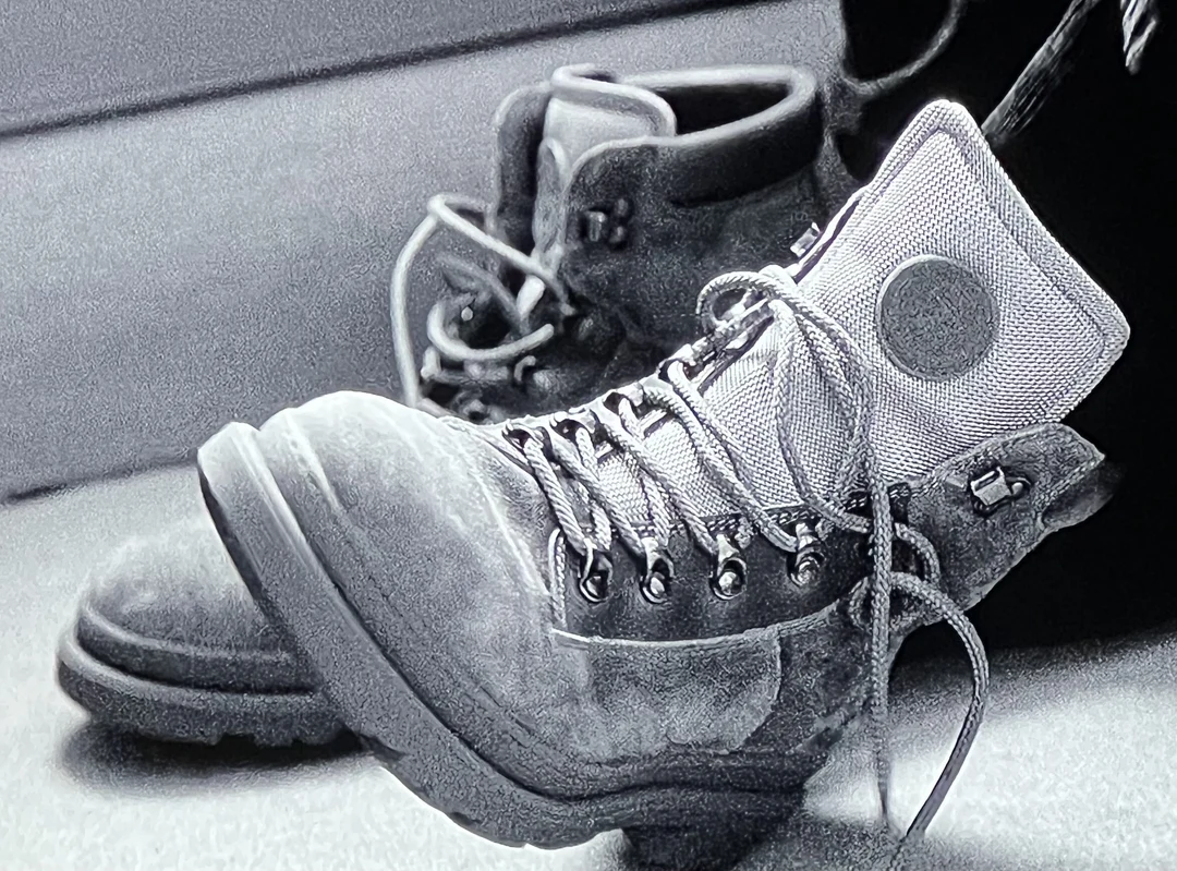 Can anyone help identify these boots worn by Will Arnett in the HBO Smartless S1E1? | Scrolller