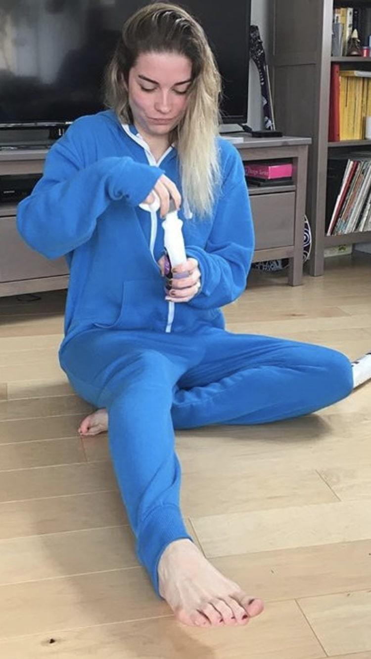 Annie Murphy | Scrolller