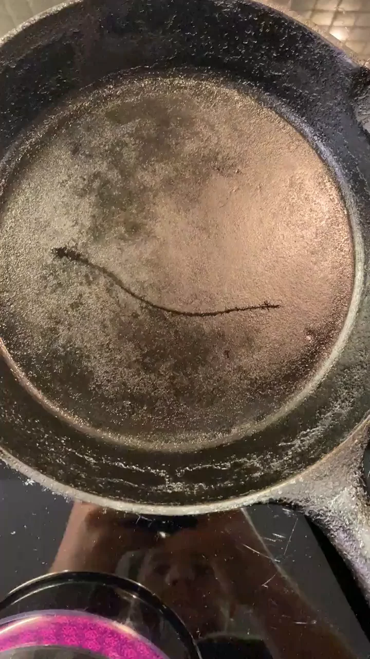 Cracked cast iron pan RIP | Scrolller