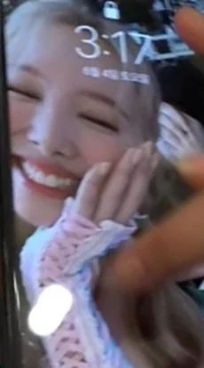 Original picture of Nayeon? (from staff member's lockscreen) | Scrolller