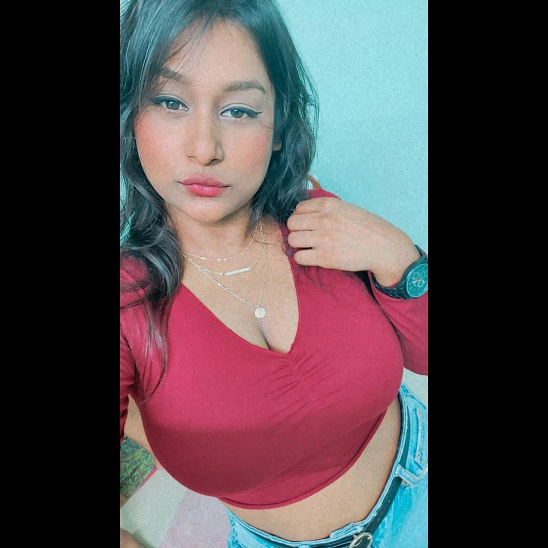 Red lips rosy cheeks | Scrolller