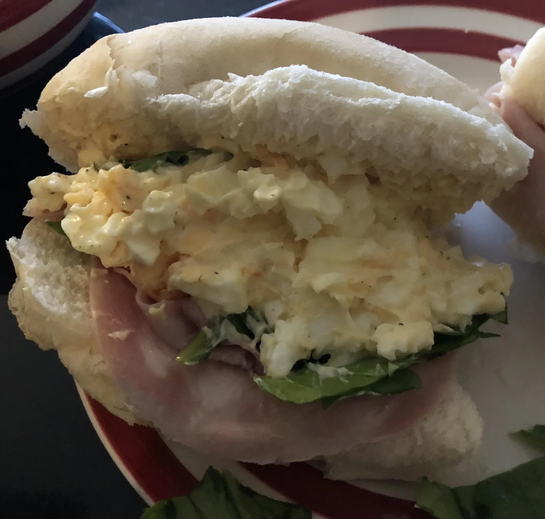 Simple ham, egg mayo, and spinach roll | Scrolller