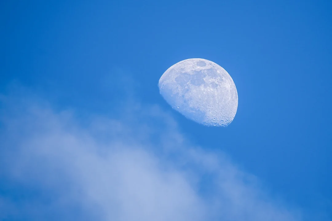 Moon Heaven The Atmosphere Clouds Moonlight[1920x1280] | Scrolller