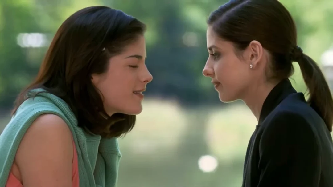 Sarah Michelle Gellar and Selma Blair's iconic kiss | Scrolller